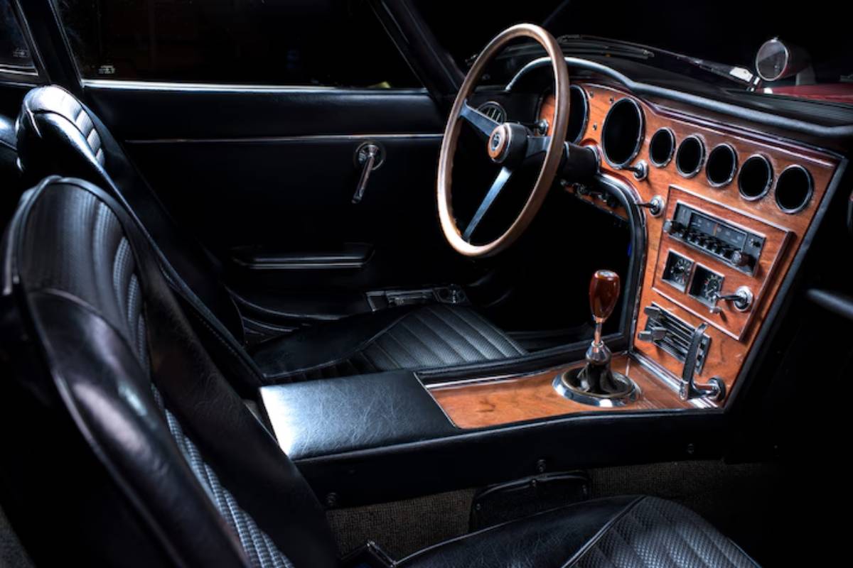 StriveME - تويوتا 2000 جي تي: أيقونة السيارات اليابانية الكلاسيكية